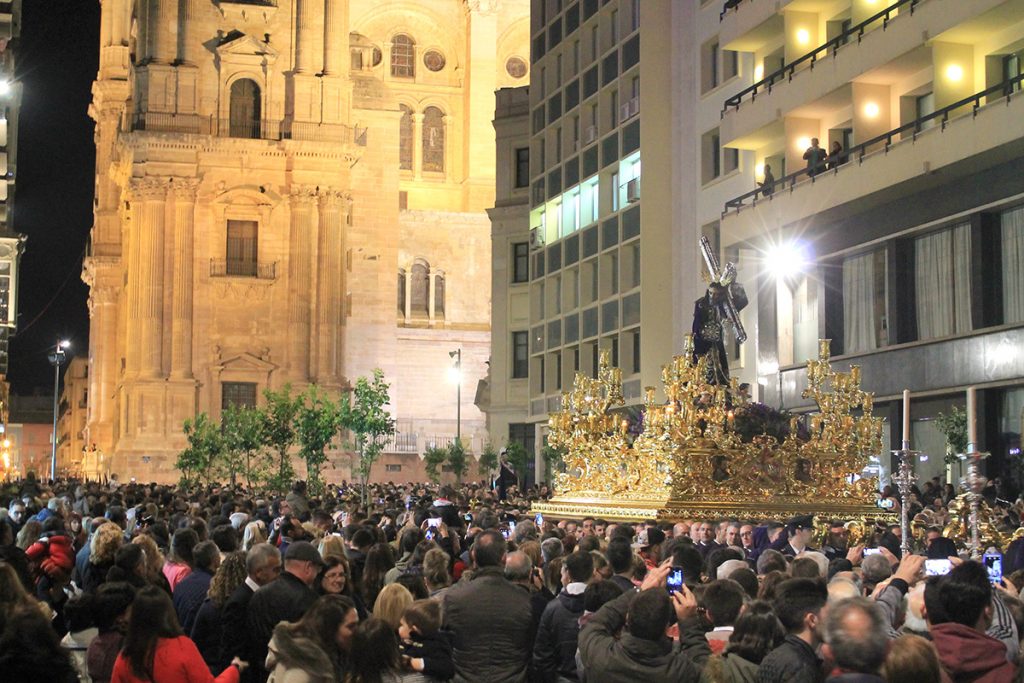 La magia de las procesiones de Semana Santa en Málaga | Viajares