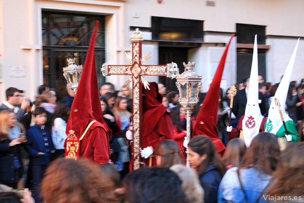 La magia de las procesiones de Semana Santa en Málaga | Viajares
